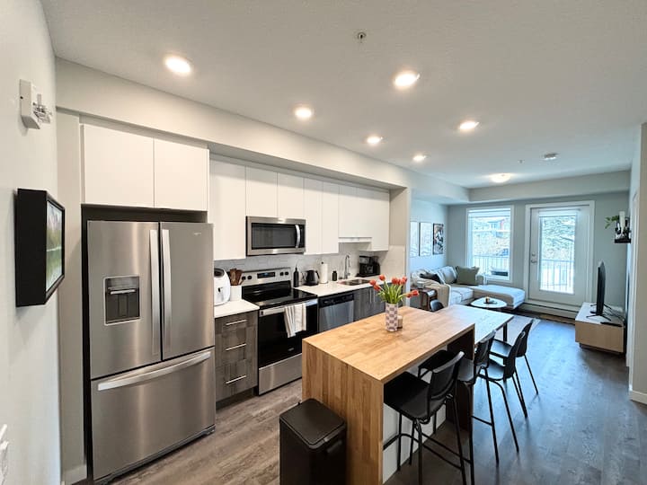 Trendy Condo In Central Calgary W/ King Sized Bed - Calgary