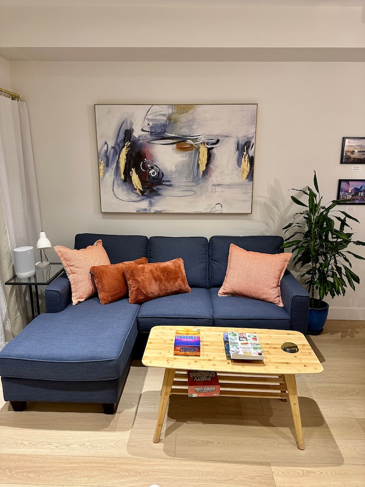 The Laneway Suite
Private 2br Sleeps 6 Near Subway - Toronto