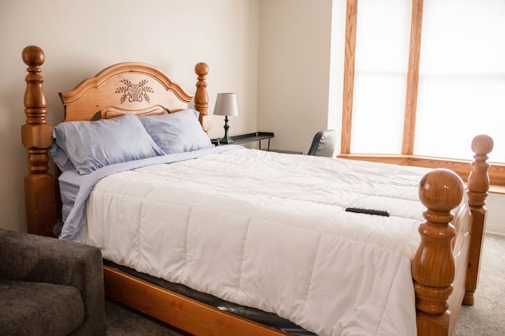 Downtown Mansion Guest Suite, Private Hallway Bath - Fort Wayne, IN
