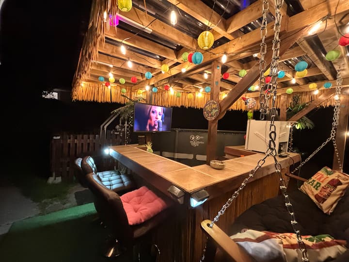Tiki Bar Oasis By Poolside/firepit/bbq/ Steamsauna - Sault Ste. Marie