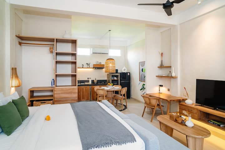 Chic Japandi Suite | Pool, Kitchen & Prime Spot - Seminyak