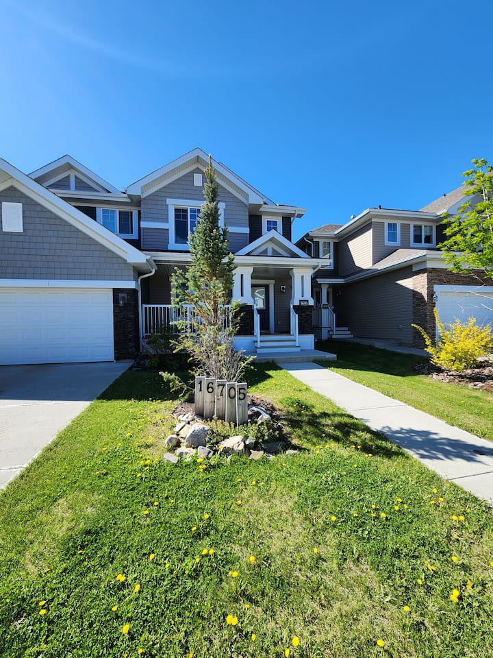 Welcome To Our Stylish 3-bdrm Duplex - カナダ エドモントン