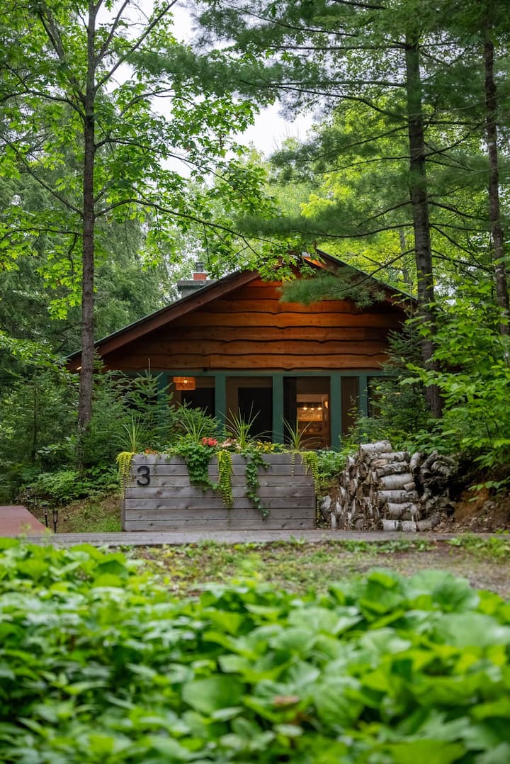 Lakefront Retreat | Spacious Yard, Dock & Sunroom - Val-des-Monts