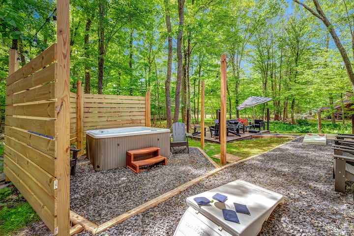 Poconos Fun! Hot Tub, Fire Pit, Game Room, Arcade - Tannersville, PA