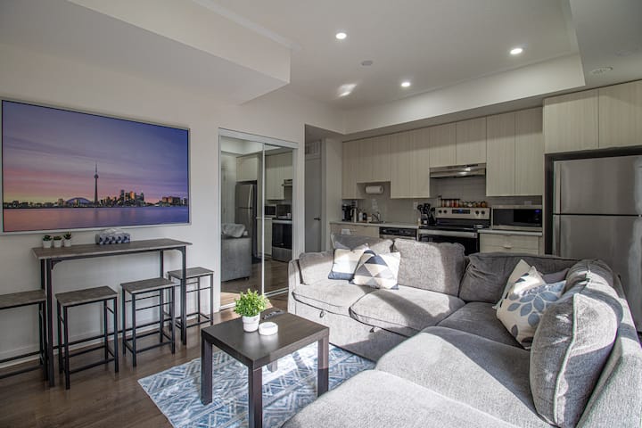Entire Condo: Parking, Workspace & Amenities Incl. - Toronto