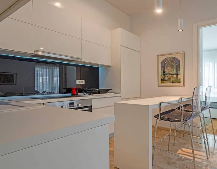 Spot 3+1 Rooms In Luxury Hotel - Budva