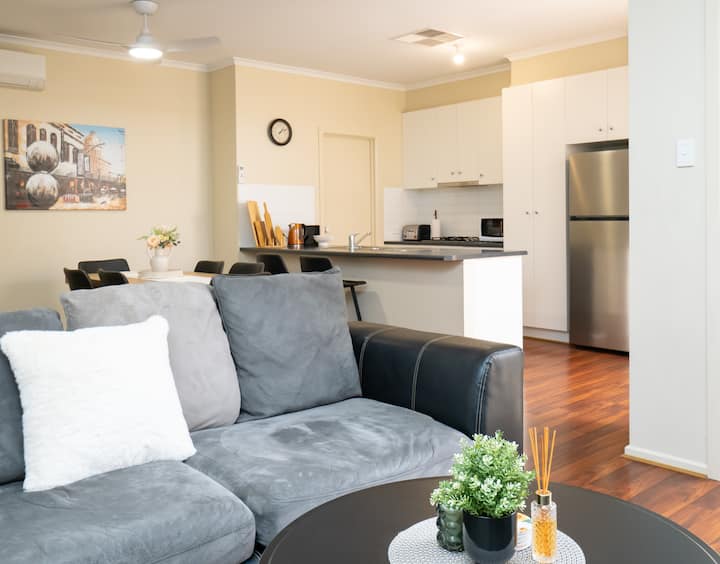 “4br & Garage: 5 Min Walk To Shops, Aldi & Woolies - City of Playford