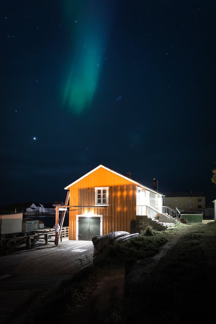 Bo I En Ekte, Historisk Perle I Henningsvær - Henningsvær