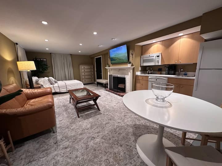 Private Pied A Terre In Newton - Newton, MA