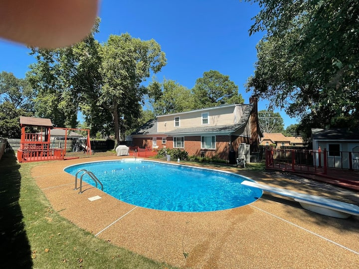 5-br Home With Pool - Master Bedroom Downstairs. - Germantown, TN