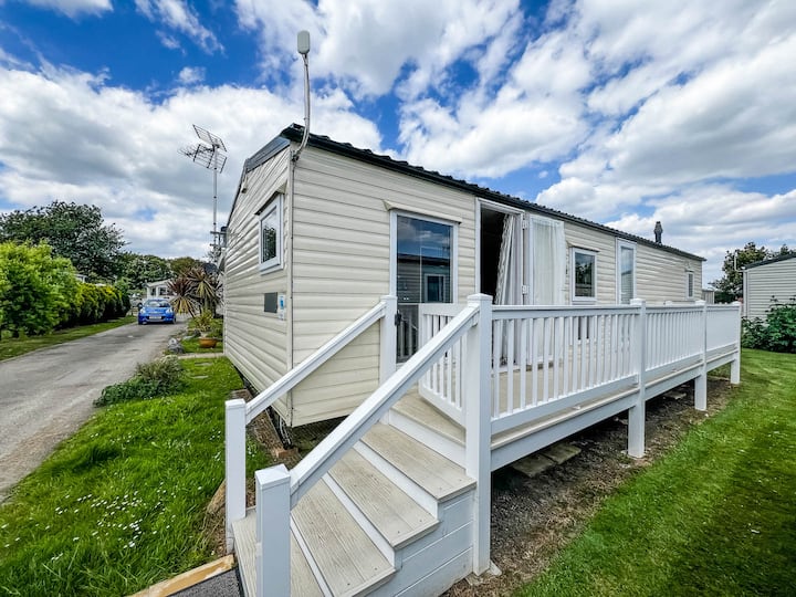 Caravan With Wifi At Dovercourt Park Ref 44806c - Walton-on-the-Naze