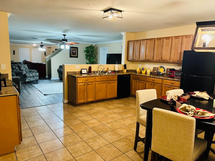 Cozy 5 Bedroom/9 Beds, 3 Full Baths With Game Room - Alabama