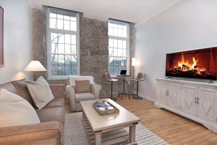 Modern Waterfront Apartment In Historic Building - 롤리
