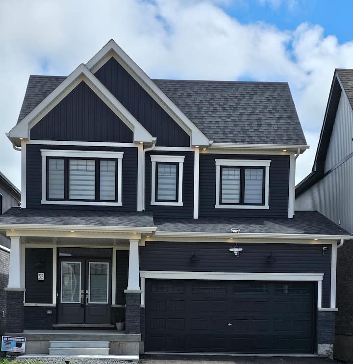 Beautiful Home Backing On Welland Canals Str-289 - Port Colborne