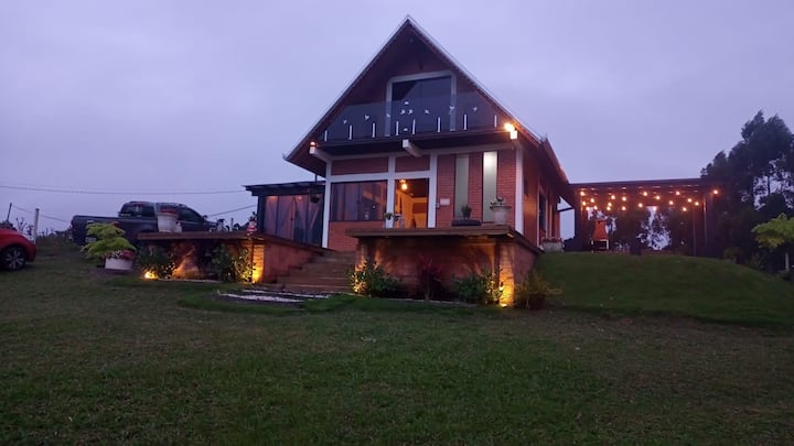 Chalé: Hidro, Lareira, 2 Quartos,1 Cama King. - São Bento do Sul