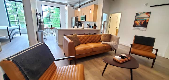 New King Beds Rooftop Hot Tubs Near Downtown - Traverse City, MI