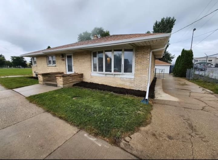 The Home Is Very Cozy & Invited. - Milwaukee, WI