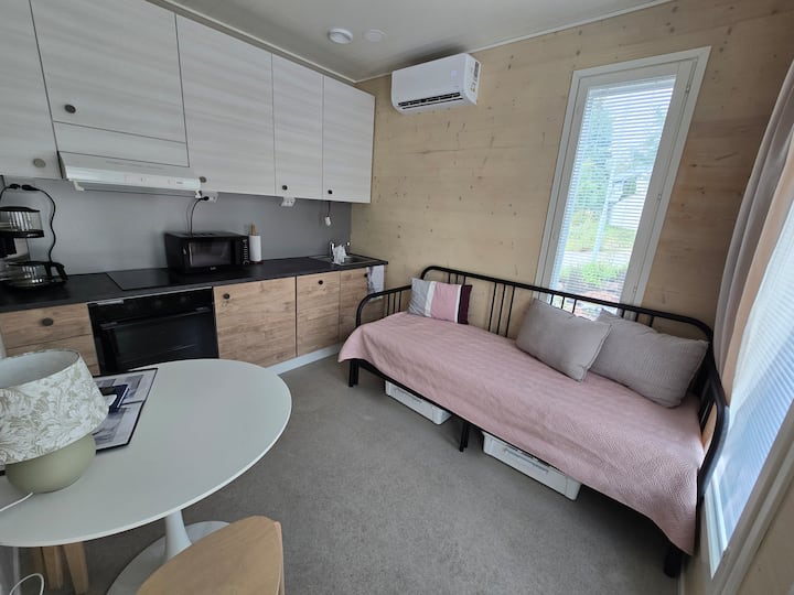 Moderni Vierastalo Puusaunalla Ja Parkkipaikalla - Jyväskylä