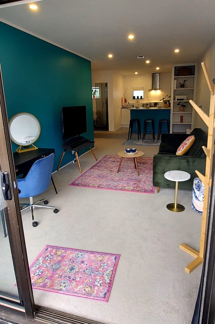 East Auckland Delight - Waiheke Island