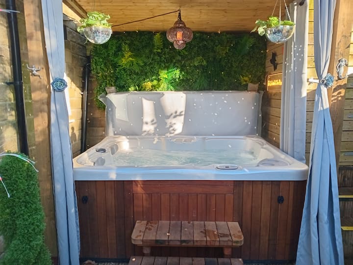 East Riddlesden Snug, Waterfall,hottub,nr Haworth - Ilkley