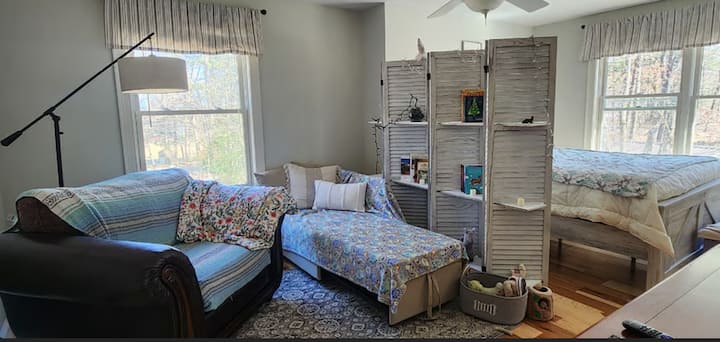 Large Furnished Studio Apartment - Silver Lake State Park, Hollis