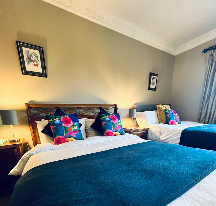 Family Room 2 King Beds, (Camp Bed +€20) Room 1 - Ashbourne