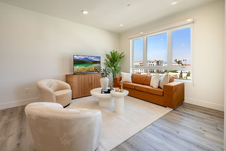 Koreatown's Luxury 1 Bedroom Apartment W. Parking - Silver Lake, CA
