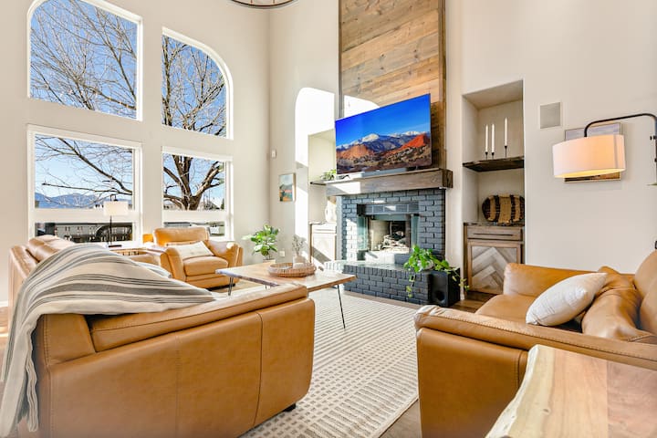 Mountain Majesty — Full House, Hot Tub With Views! - Colorado Springs, CO