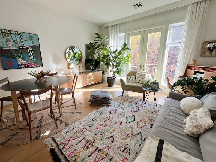 Tree Lined Block Modern Apartment - 브루클린