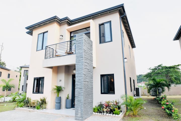 Modern Cozy Oasis/sleeps 7/gated/beaches- 8 Mins - Jamaica