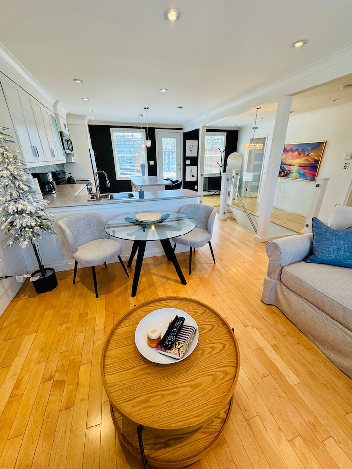 Fun & Vibrant City Centre Haven: Cozy 2-br Retreat - 세인트 존스