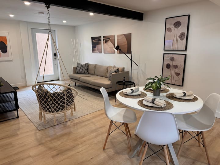 Modern Cozy Retreat With Private Entrance - Denver, CO