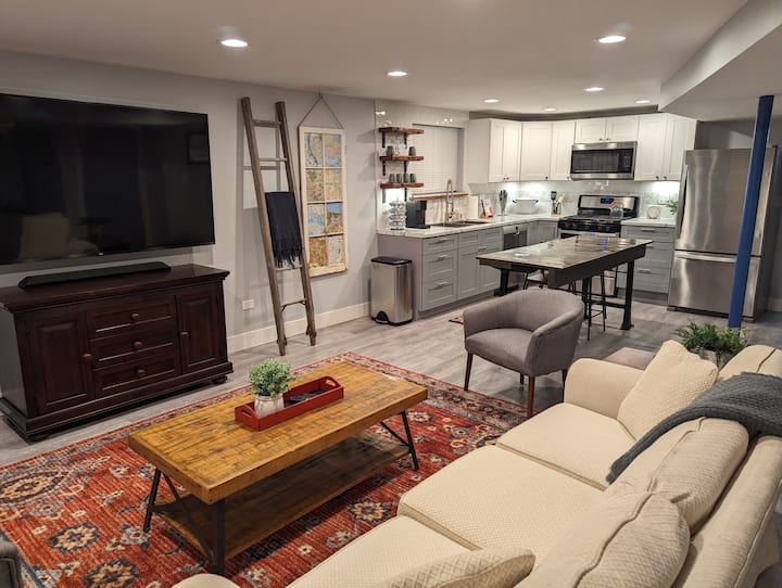 The Lincoln Square Garden Apt. - Chicago, IL