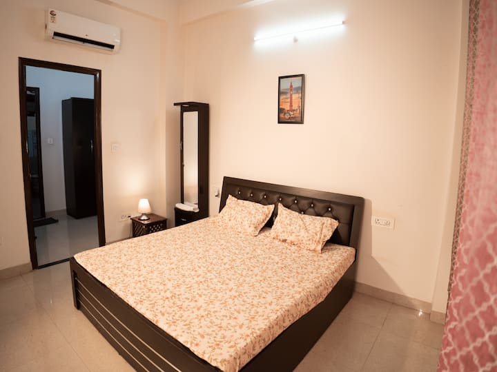 Near Taj Hotel | Self-cooking + Free Breakfast - Lucknow