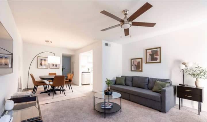 New King Suite On Sola, Fully Stocked, Pool + Gym - West Lake Hills, TX