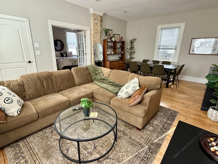 Cozy King Bed Suite With Yard - Milwaukee, WI