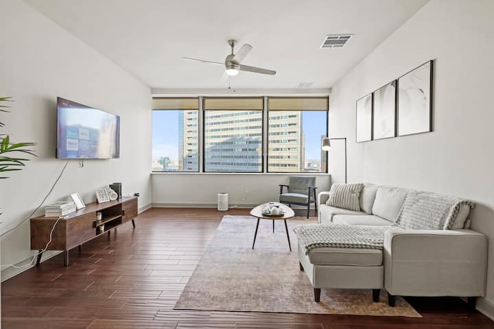 High-rise 30th Flr Modern Apt, Dt Dallas - Dallas, TX
