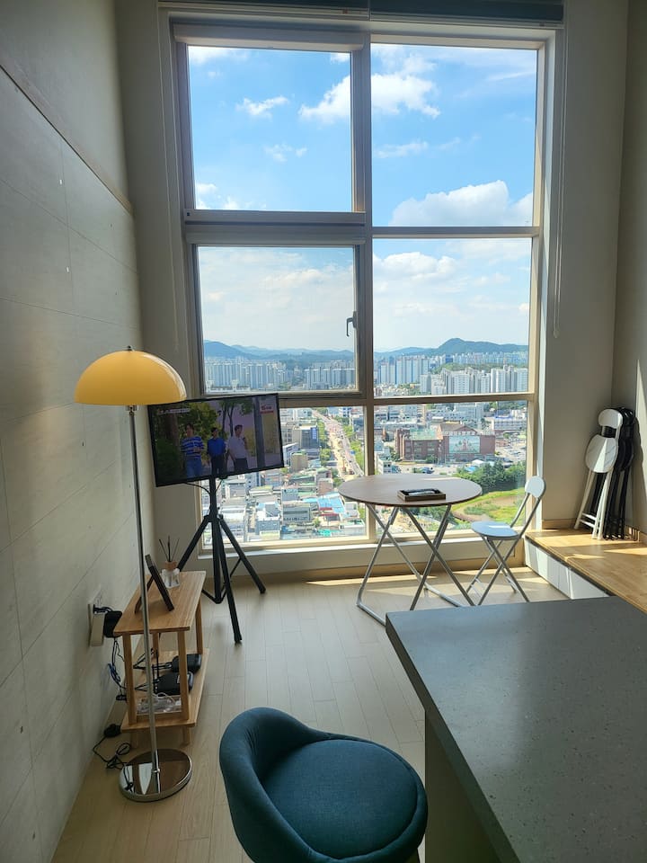 상무지구, 신축 25층 호수뷰, 복층투룸(#급한출장 #가족 #친구 #2~6인 #빔프로젝트) - 서창동