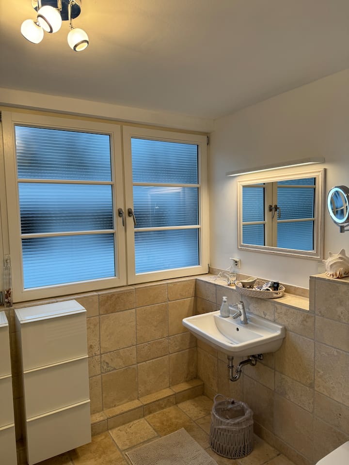 Eigene Etage Mit Exklusivem Bad Im Villenviertel - Cologne