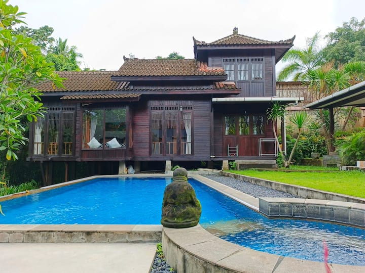 Malathi Wooden House With Pool View - Ubud