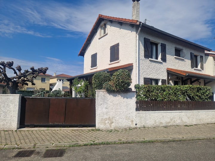 Jolie Maison Modulable De 4 à 6 Lits Avec Jardinet - Feyzin