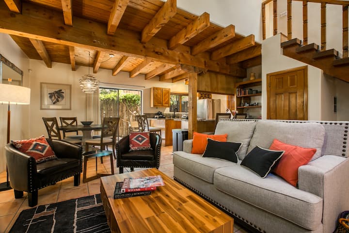 Cozy Plaza Retreat: Quiet Luxury - Santa Fe, NM