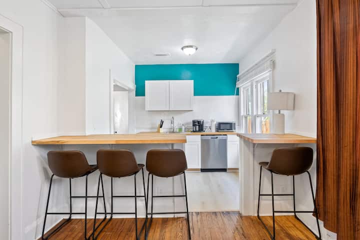 Downtown St Pete Round Lake Gem Pet-friendly 2 Bd - St. Petersburg, FL