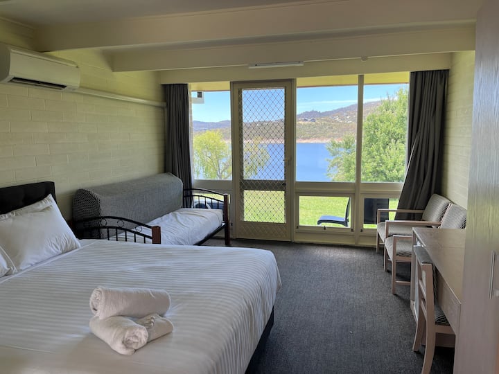 Lakefront King With Single Ljh, Breakfast Inc - Jindabyne
