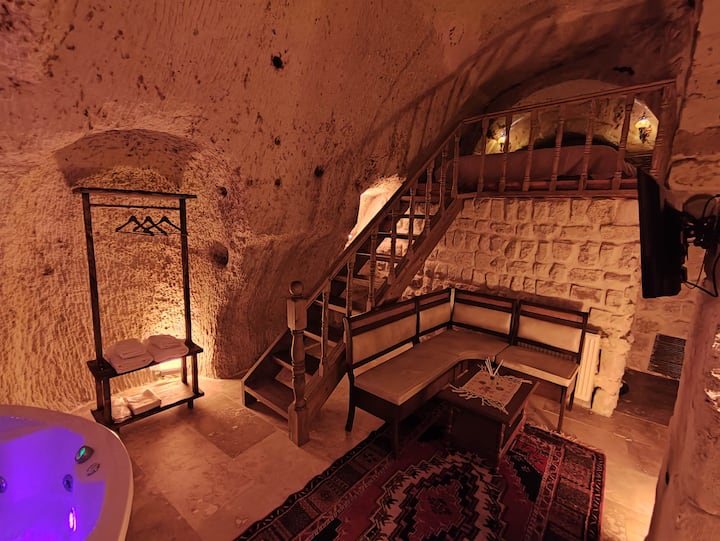 Euphoria Cave House Room 103 - Nar