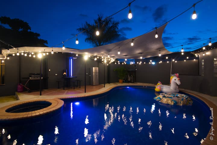 Casa Plomo - 10 Bed, 5 Bdrm - One Block From Clubs - Jaco