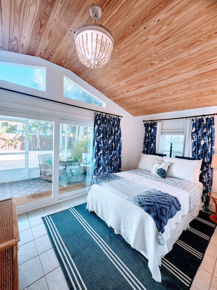 The Golden Hour Cottage - Walk To The Beach! - Flagler Beach, FL