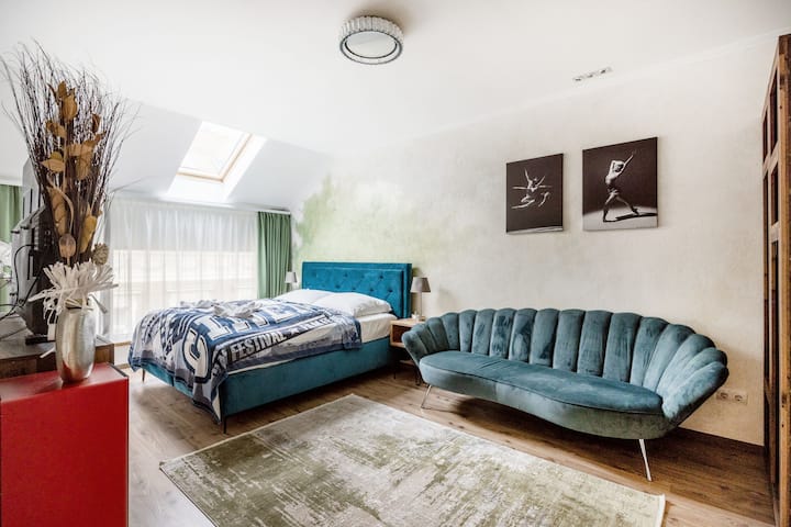 New: Backstage Loft 3bdr+2ba+3ac+center Location - Hungary