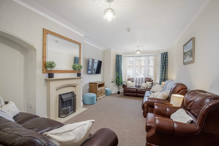 Spacious 10-bedroom Seaside Cottage + Hot Tub! -