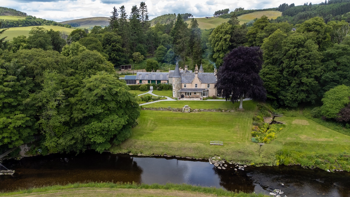 Highland Lodge on River Deveron Invermarkie (x17) - Houses for Rent in ...